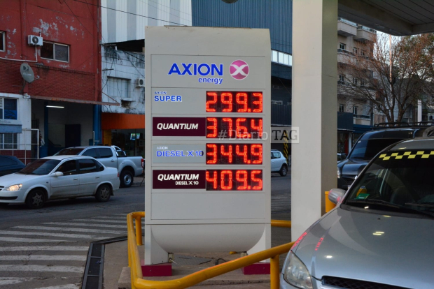 Otro golpe al bolsillo: Shell y Axion aumentaron el precio de sus combustibles y la suba fue de ...