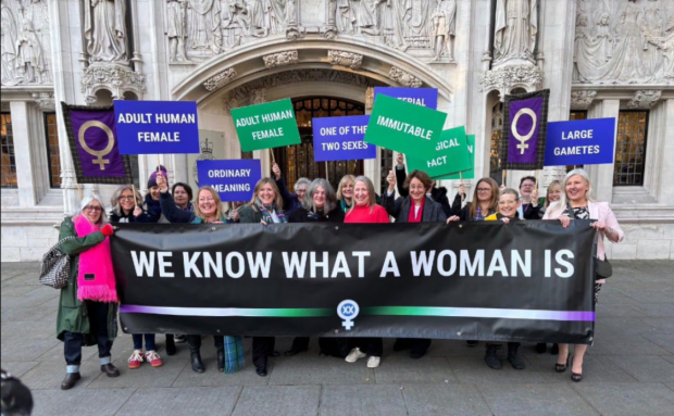 Reino Unido define como "mujer", a quienes nacieron biológicamente con ...