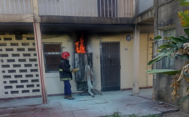 Incendio de medidores en el barrio San Cayetano: bomberos lograron ...